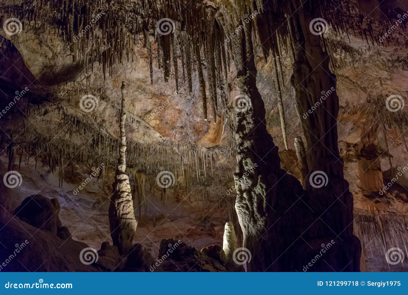 Vista Das Estalactites E Dos Estalagmites Na Caverna Foto de Stock ...
