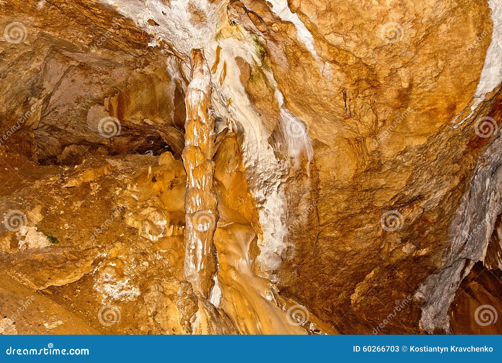 Vista Das Estalactites E Dos Estalagmites Nas Cavernas Imagem de Stock ...