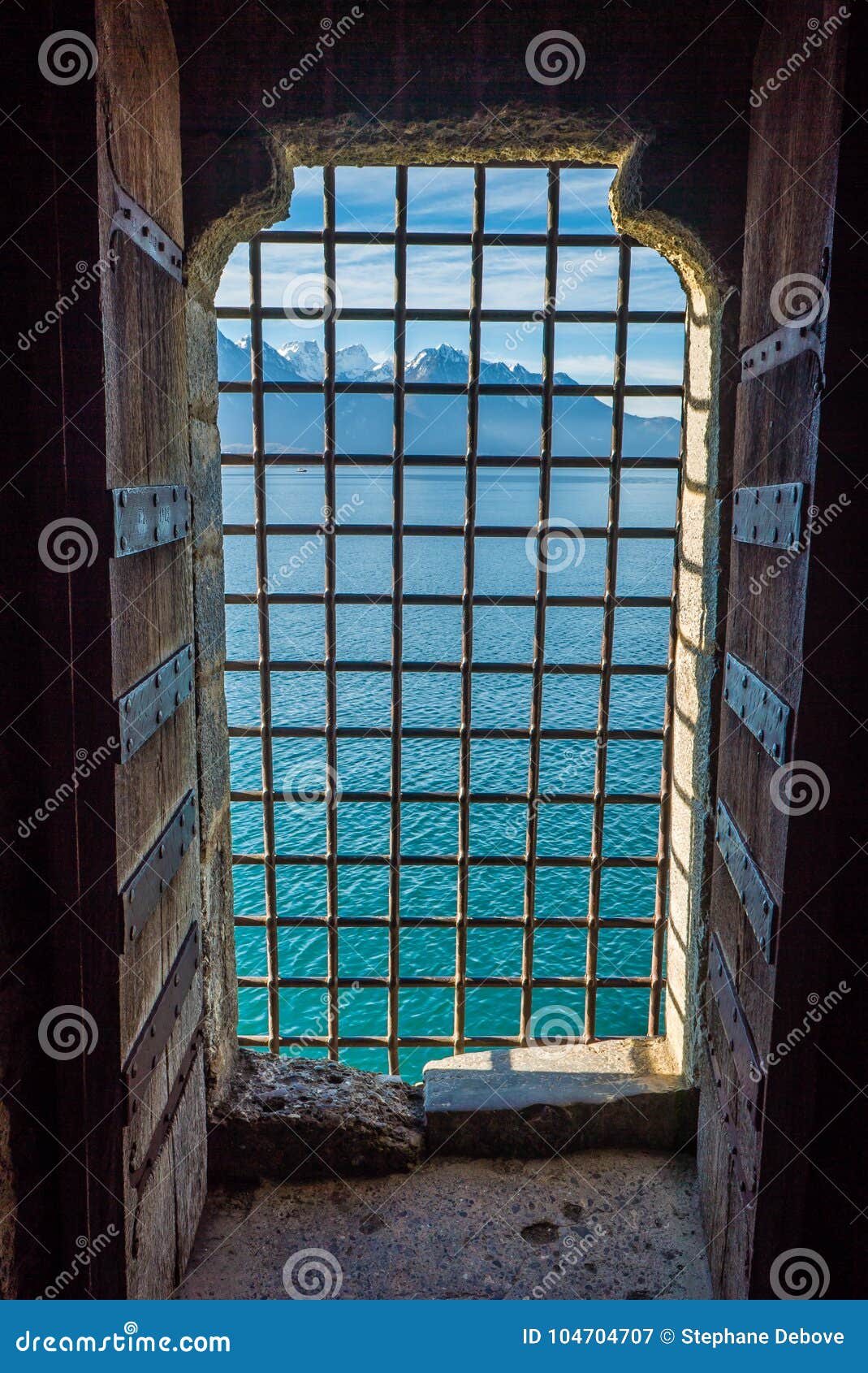 Vista Das Janelas Do Castelo De Chillon Fotografia Editorial - Imagem ...