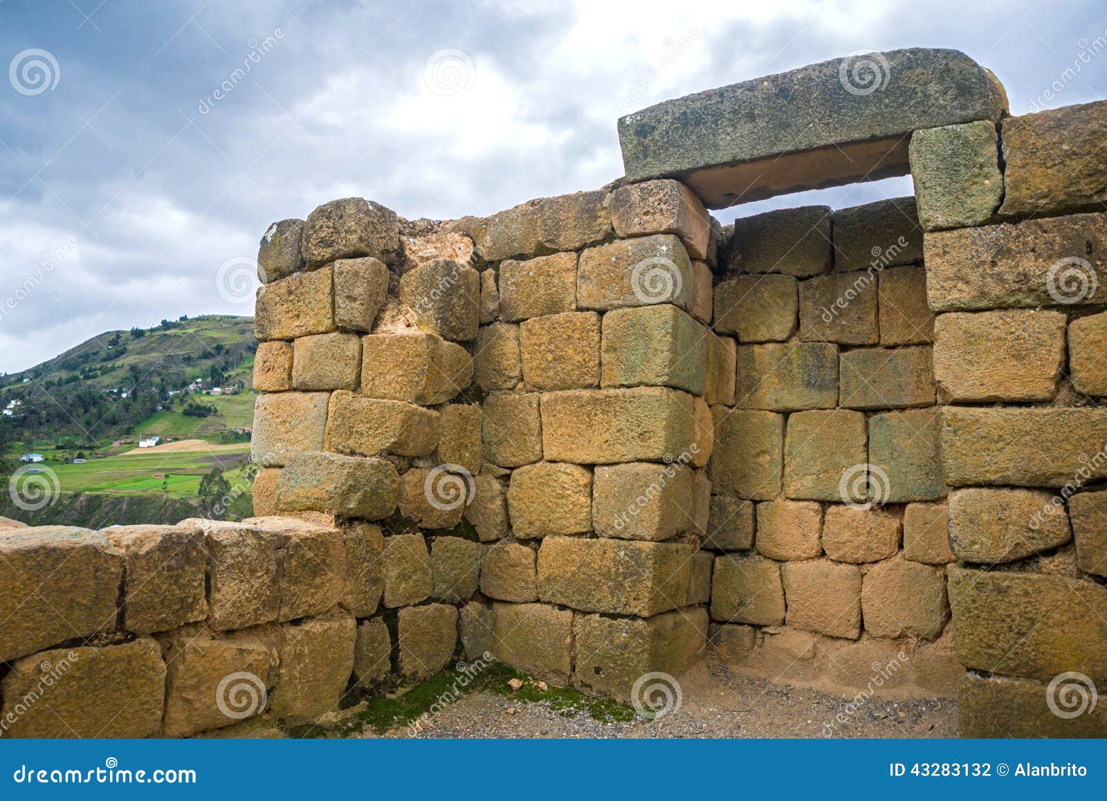 Vista De Las Ruinas Del Inca De Ingapirca Foto de archivo - Imagen de ...