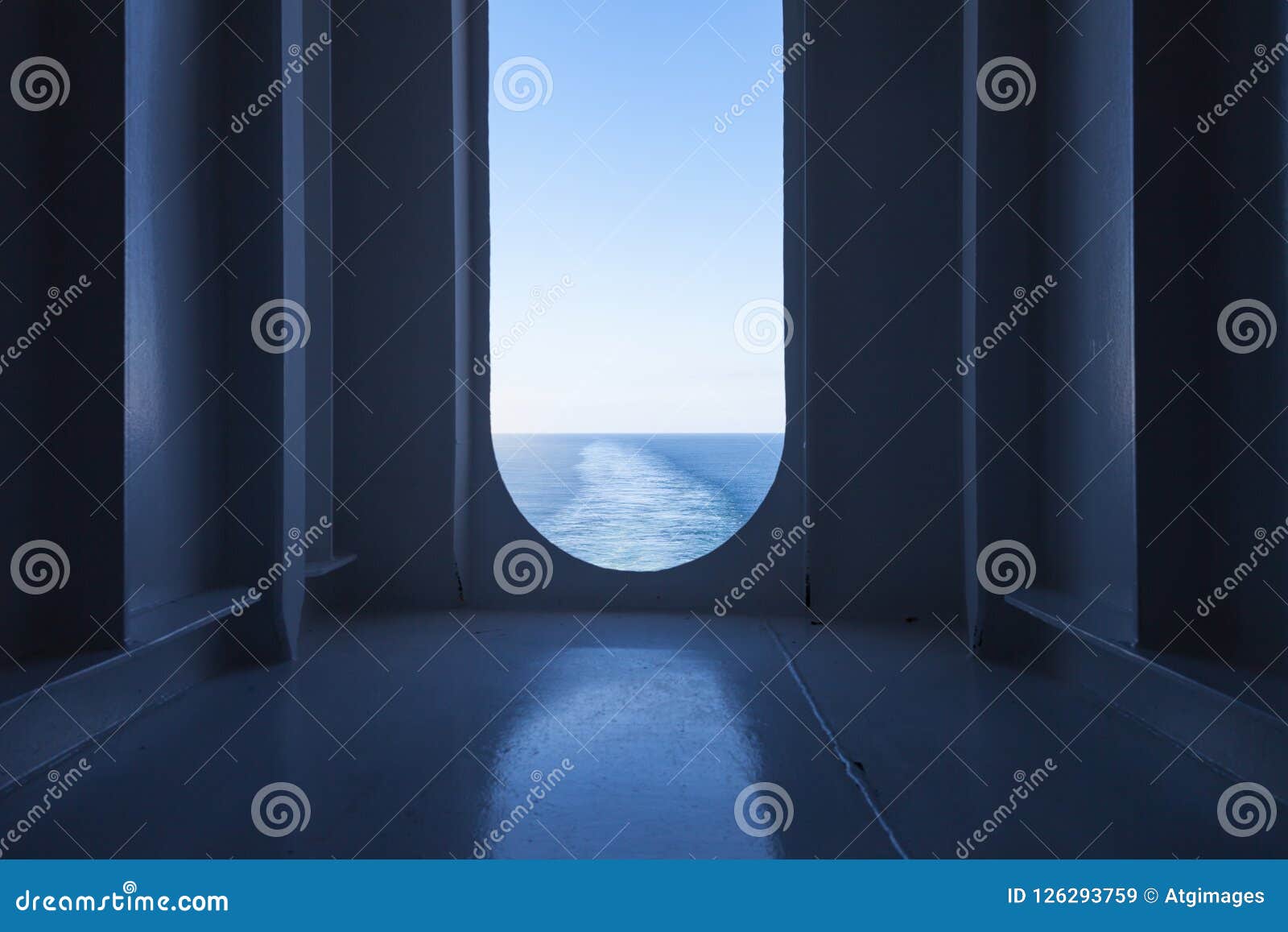 A Vista De Uma Proa Do ` S Do Navio Imagem de Stock - Imagem de popa ...