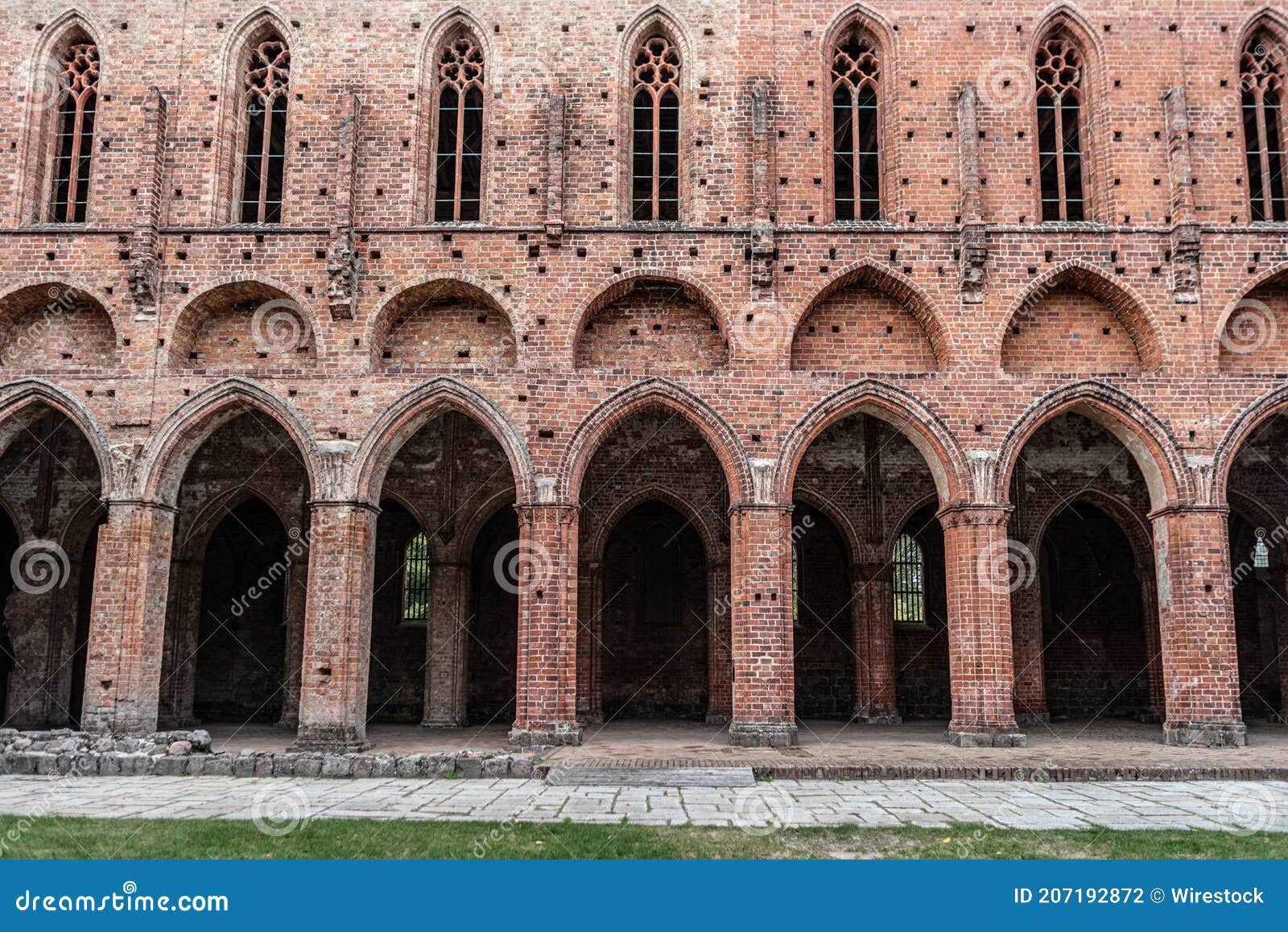 Vista De Un Edificio Antiguo Con Arcos De Ladrillo Foto de archivo ...