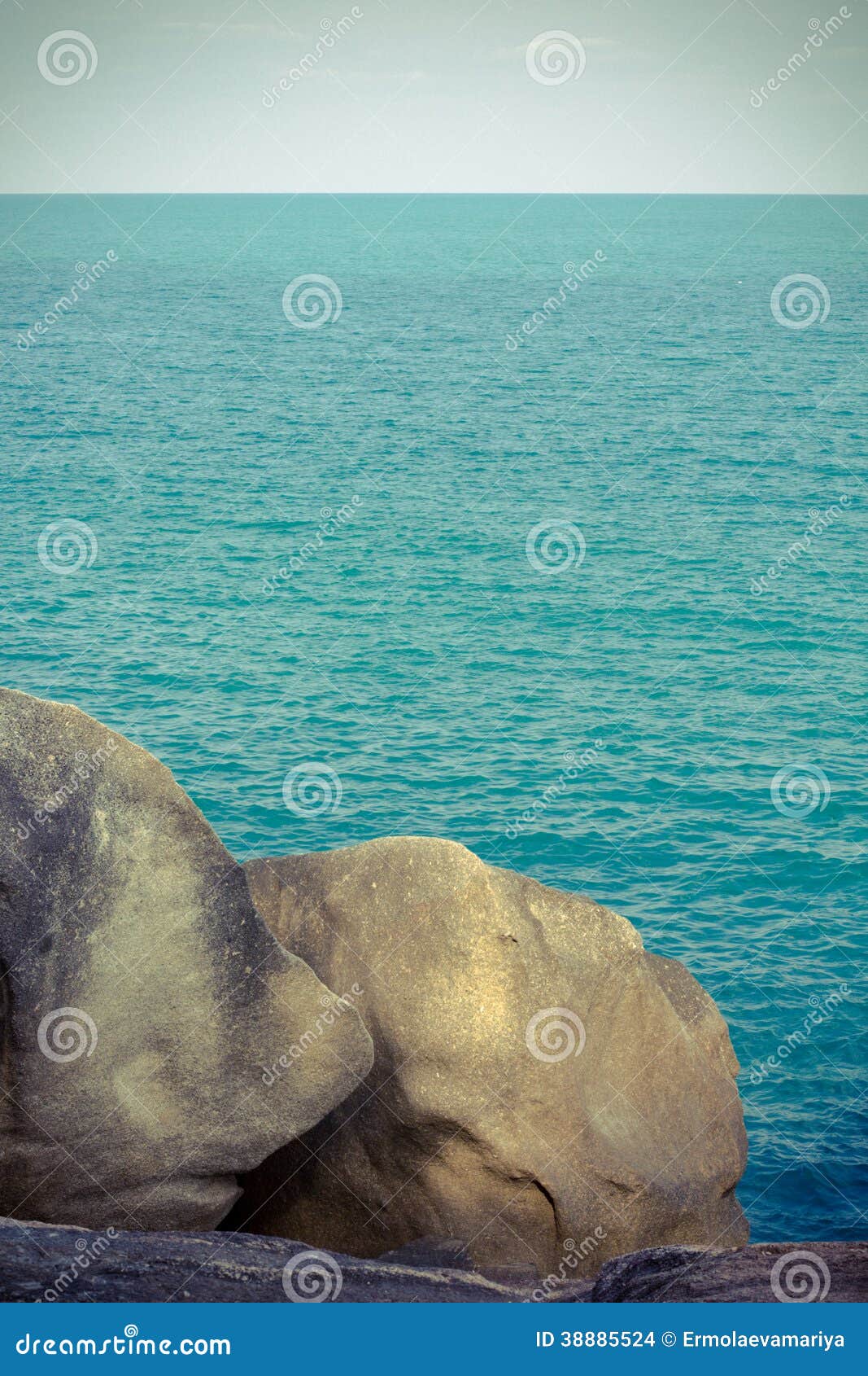 Vista de una costa rocosa foto de archivo. Imagen de coastline - 38885524