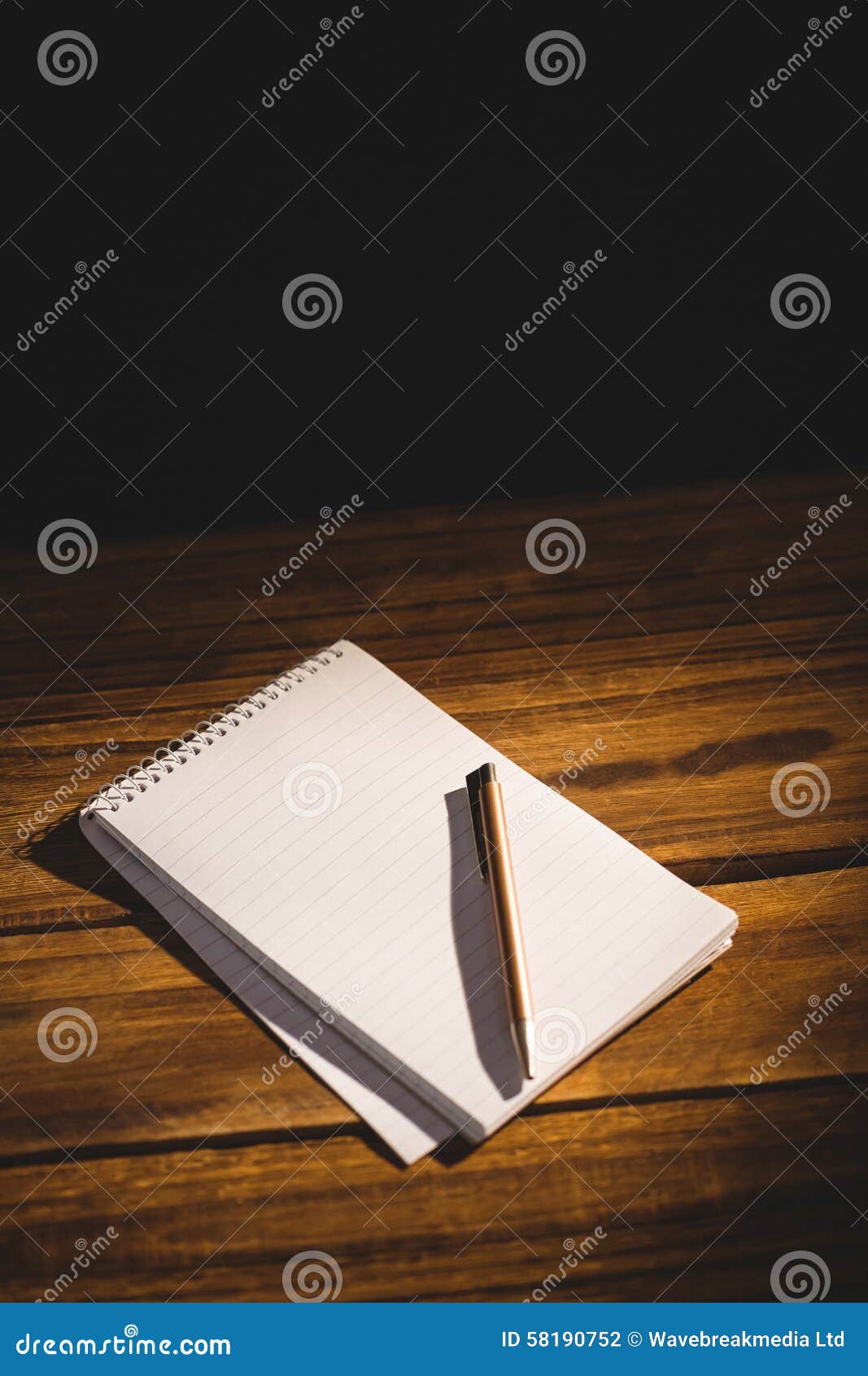 Vista De Una Libreta Con La Pluma Foto de archivo - Imagen de estudio ...