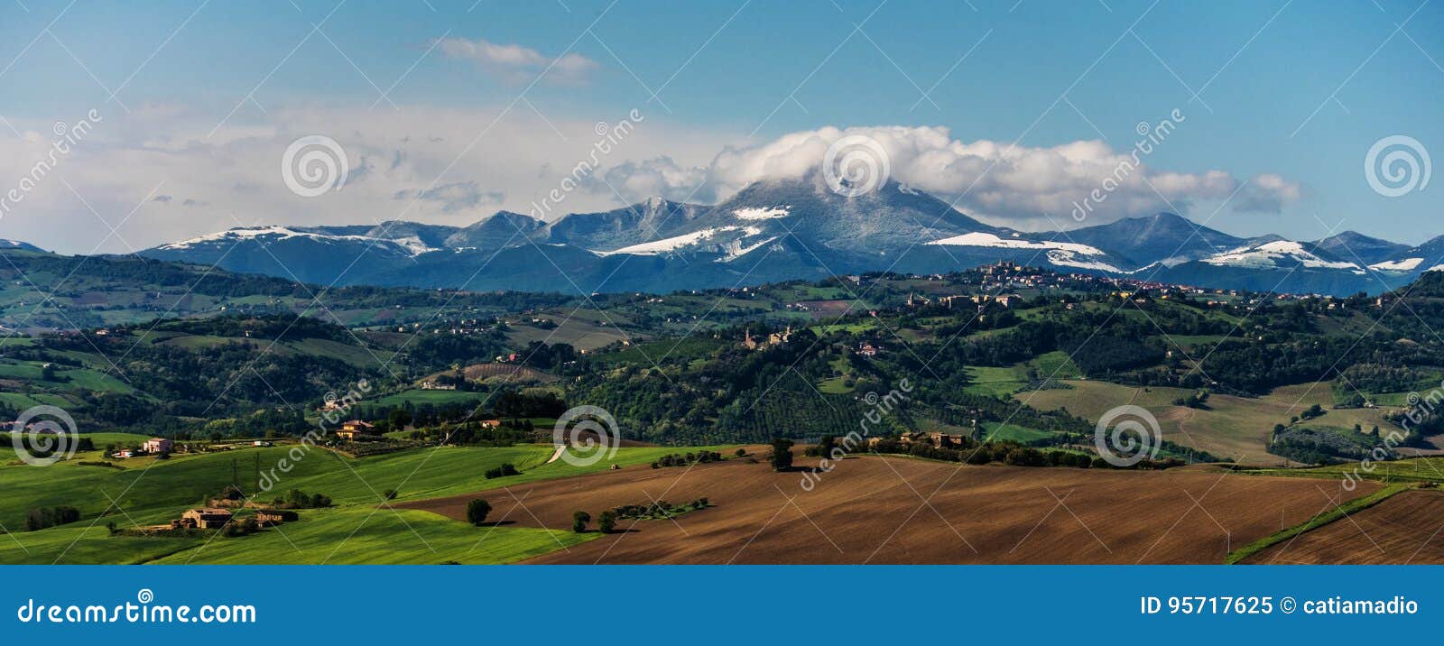 Vista del Apennines immagine stock. Immagine di apennine - 95717625