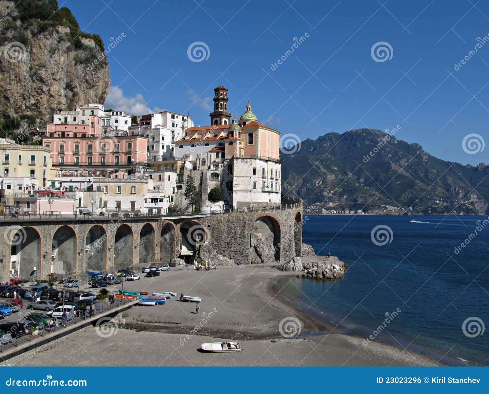 Vista Della Spiaggia Da Atrani Fotografia Stock - Immagine di spiaggia ...