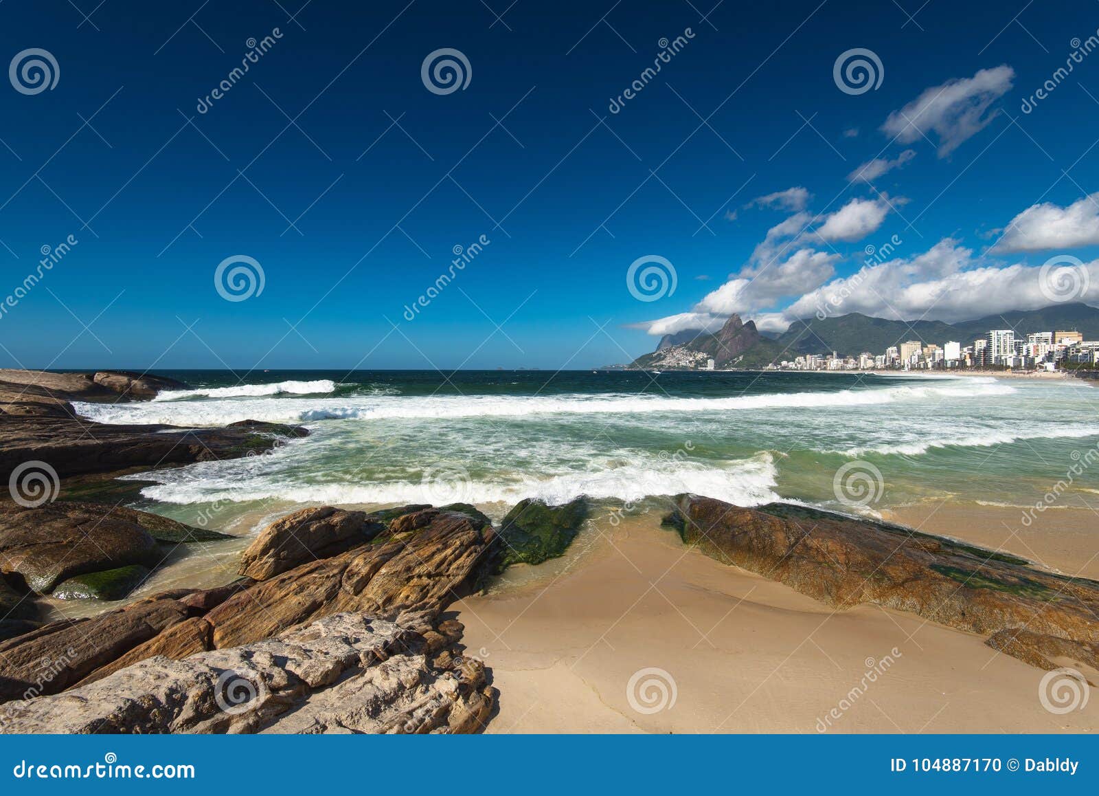 Vista Della Spiaggia Di Ipanema E Della Roccia Di Arpoador Fotografia ...