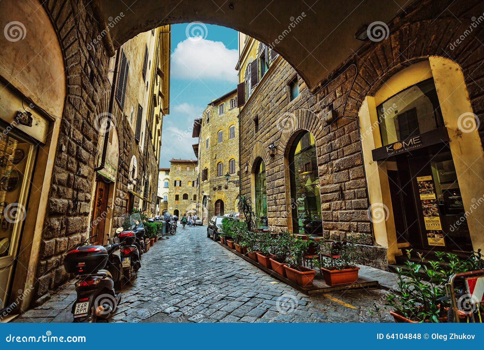 Vista Della Via E Di Vecchie Case Medievali Al Centro Storico O ...