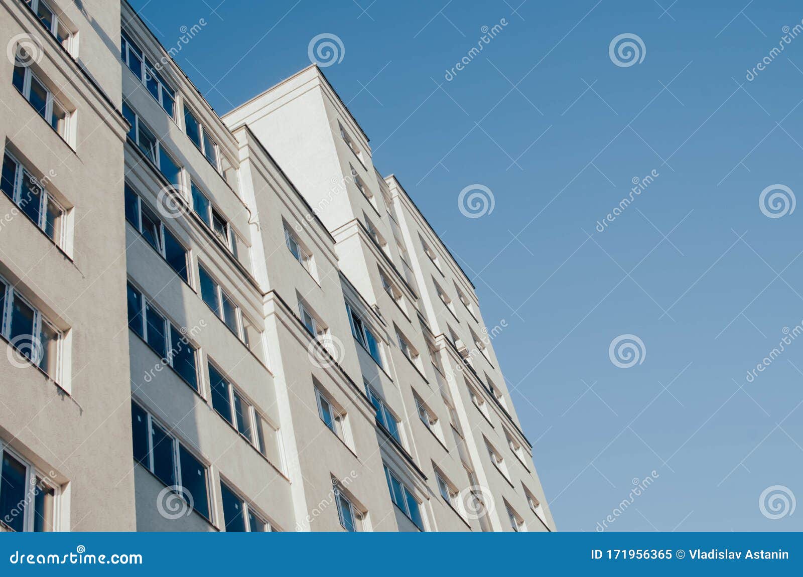 Vista Desde Abajo De Un Edificio De Altura Con Cielo Azul Imagen de ...