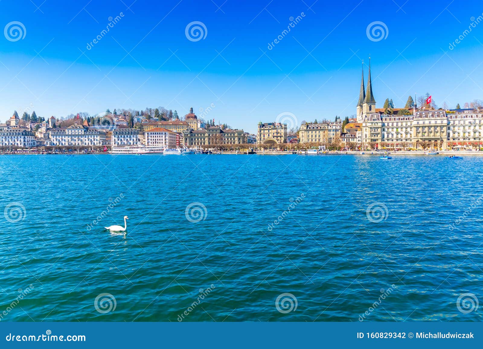 Vista Desde El Lago Lucerne a Los Edificios Del Casco Antiguo De ...