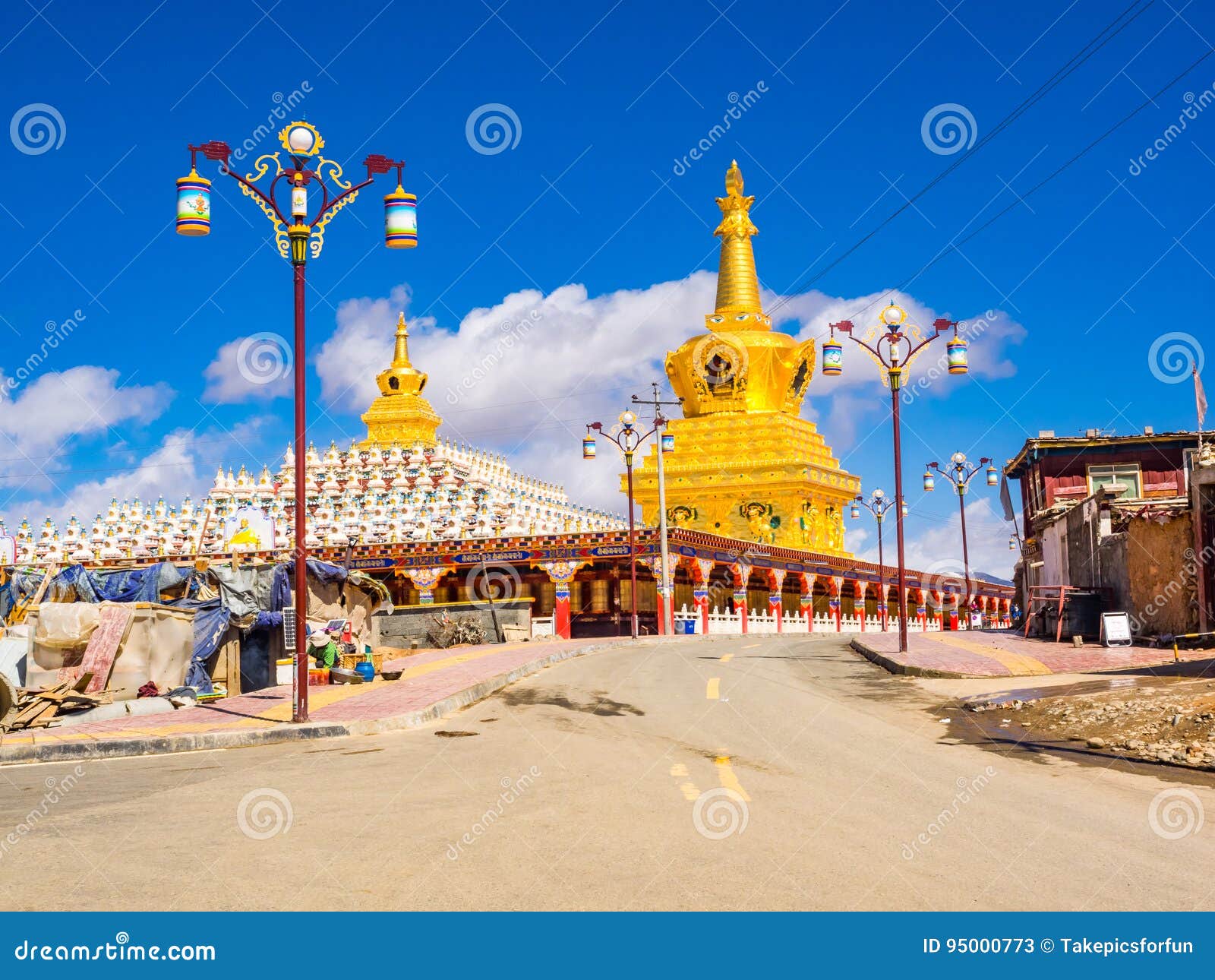Vista Di Bei Stupas in Yarchen Gar Monastery Fotografia Stock ...
