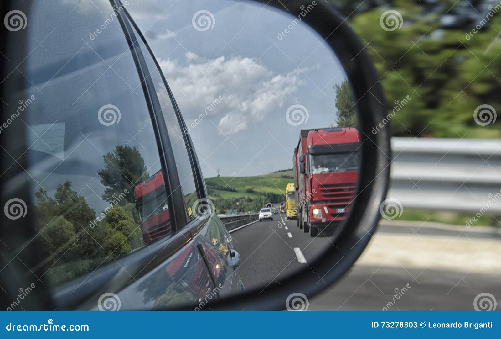Vista Di Traffico Pesante Sull'autostrada Senza Pedaggio Immagine Stock ... Vista Di Traffico Pesante Sull'autostrada Senza Pedaggio Immagine Stock ...