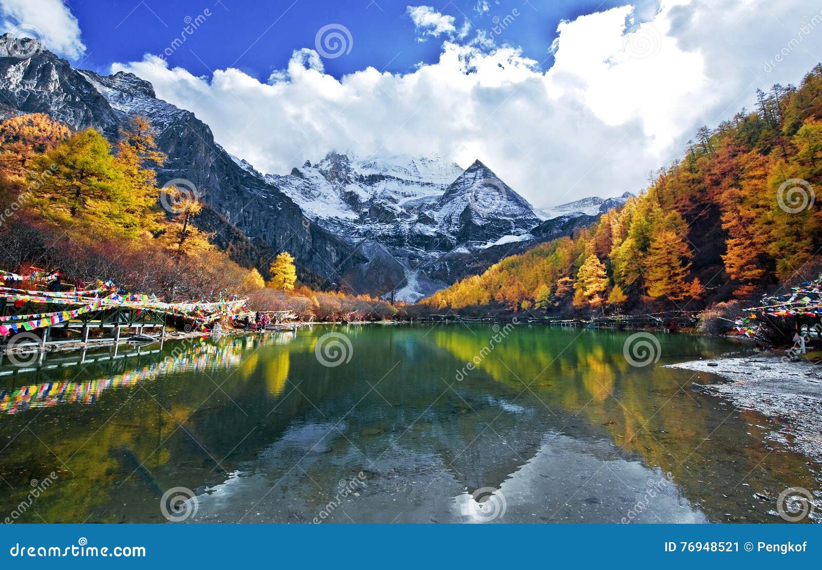 Vista di Yading, il Yunnan immagine stock. Immagine di bello - 76948521