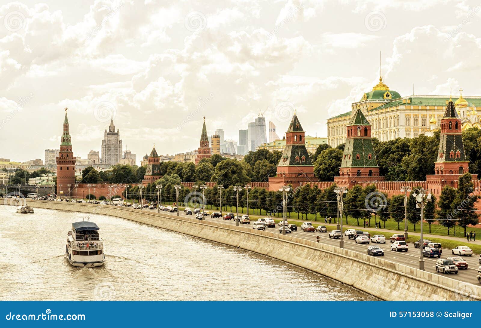 Vista Do Kremlin De Moscou E Do Rio De Moskva Foto de Stock Editorial ...