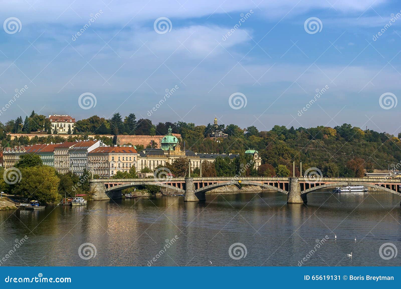 Vista Do Rio De Vltava, Praga Imagem de Stock - Imagem de cenas, céu ...