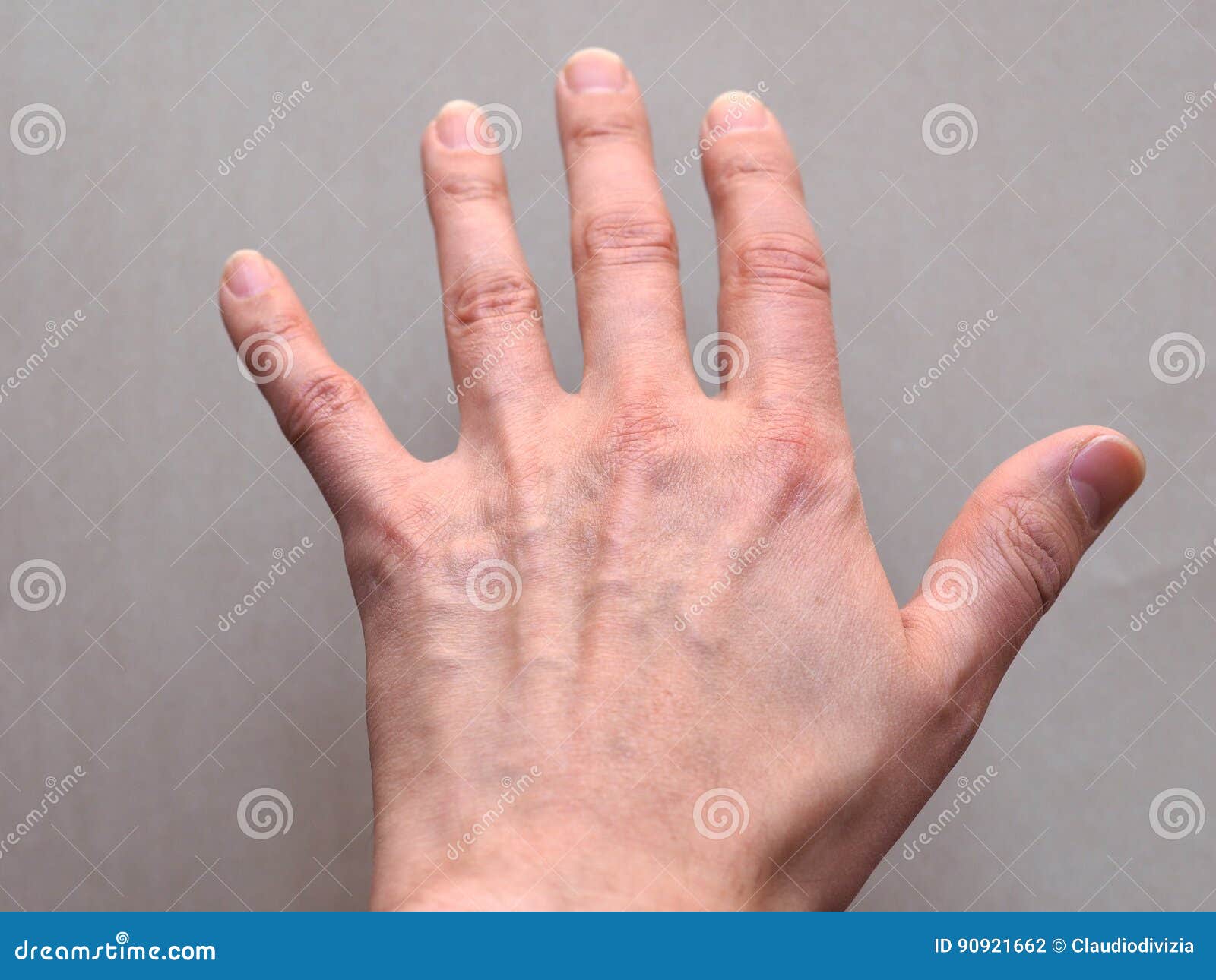 Vista dorsal de la mano foto de archivo. Imagen de adulto - 90921662