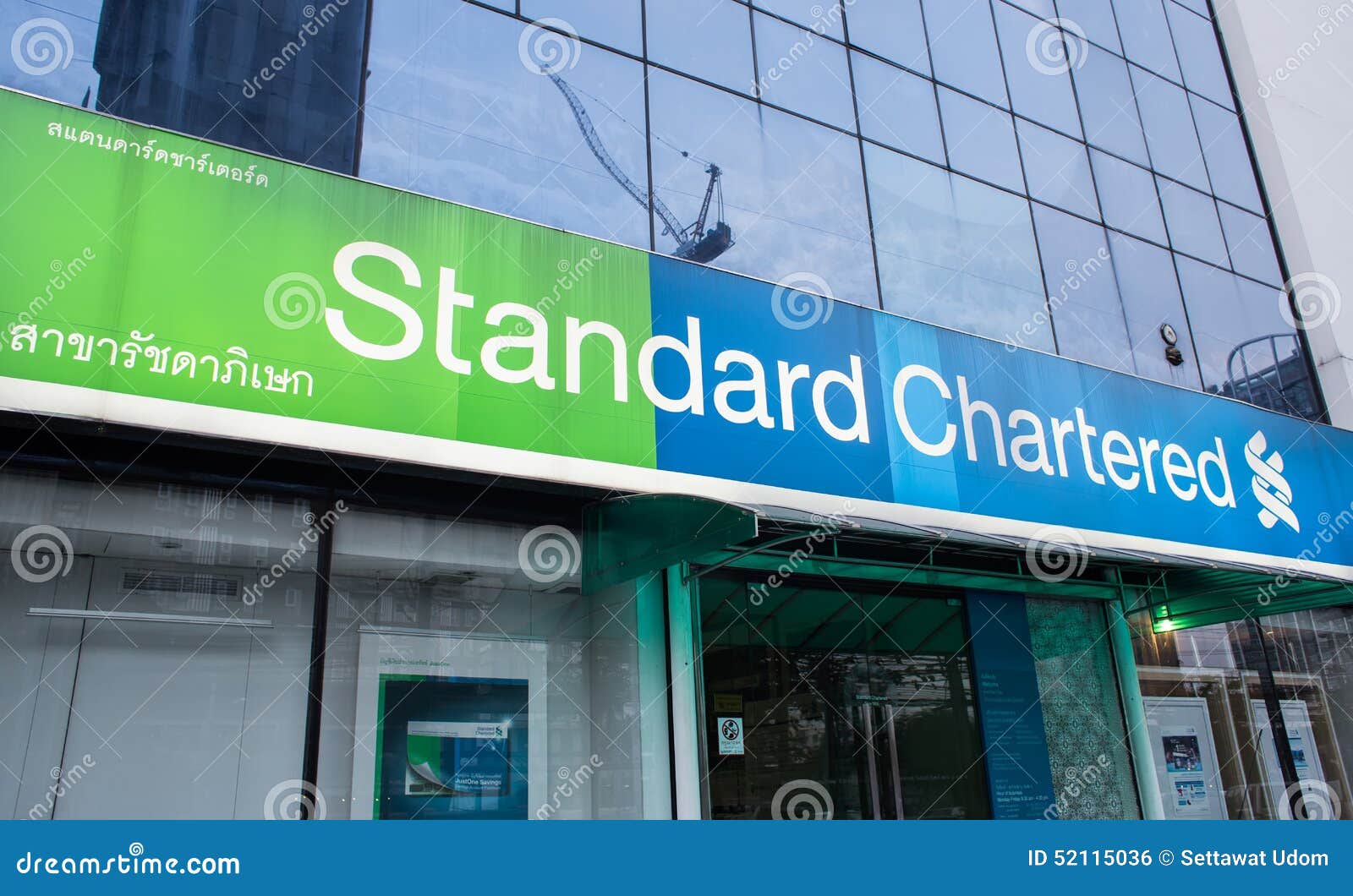 Vista Exterior Del Banco De Standard Chartered Foto editorial - Imagen ...