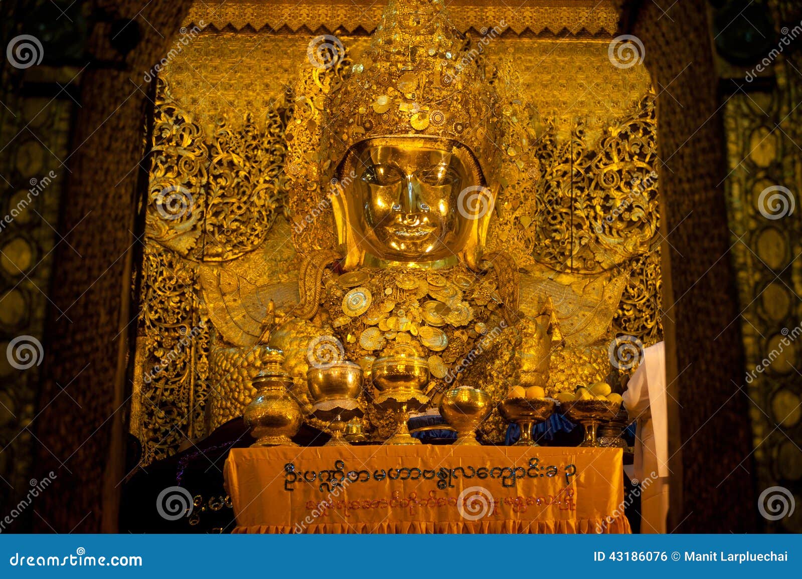 Vista Frontale Completa Del Mahamuni Buddha Fotografia Stock - Immagine ...