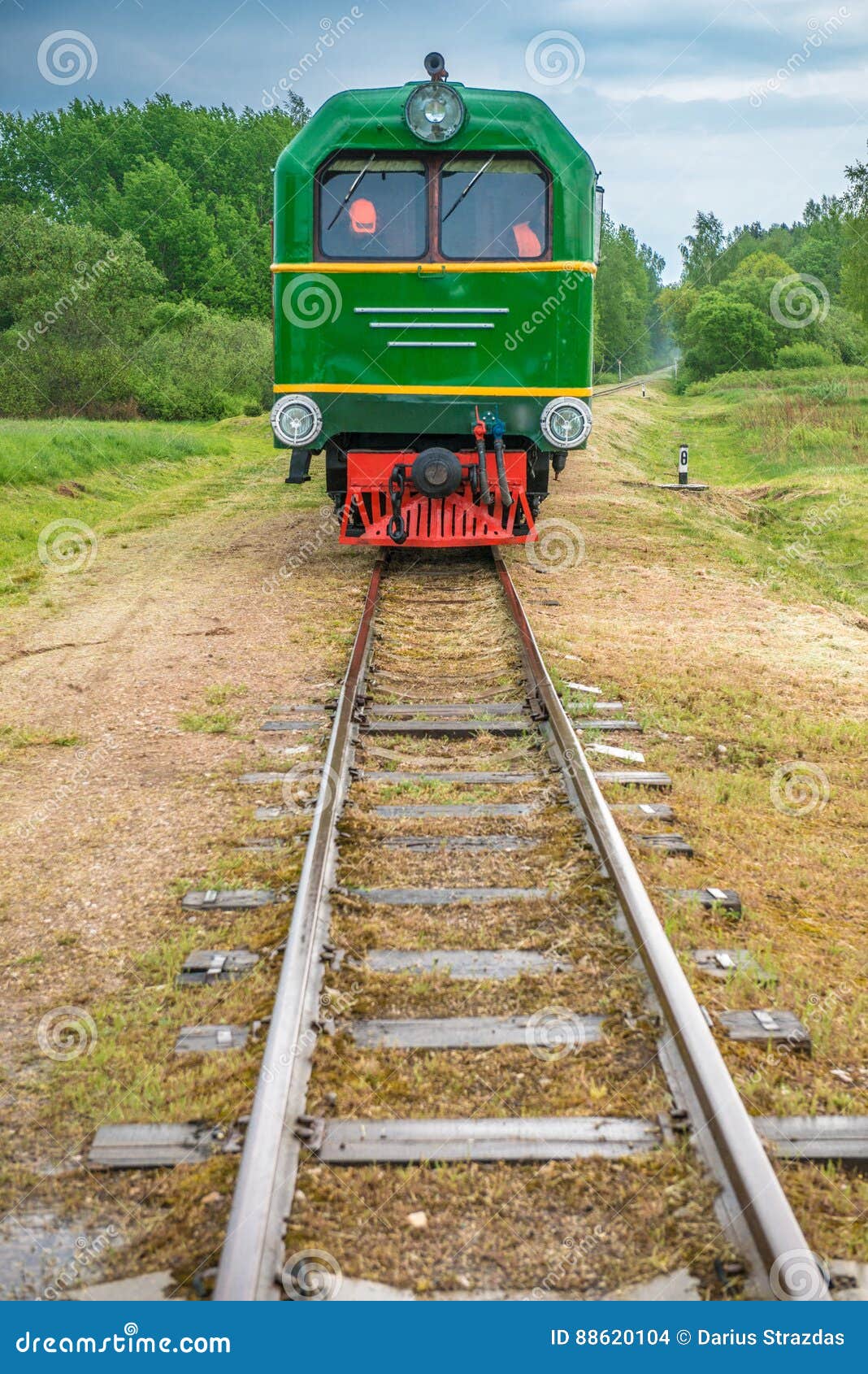 Vista frontale del treno fotografia stock. Immagine di treno - 88620104