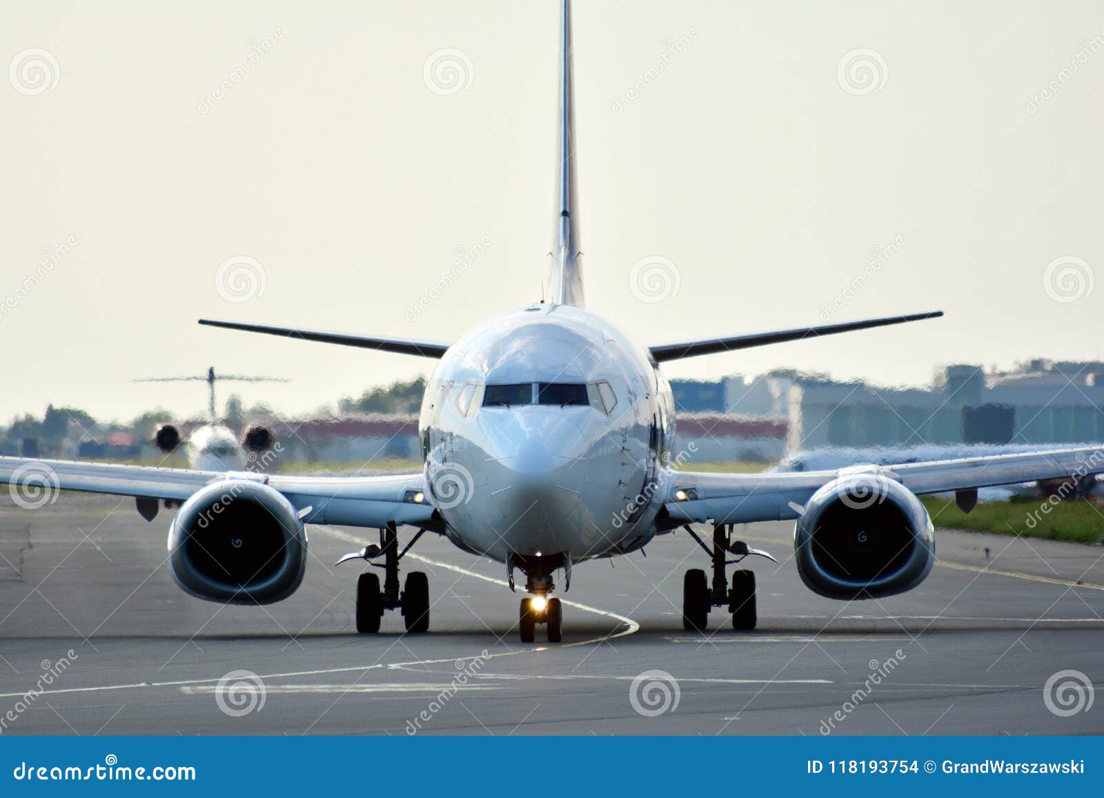 Vista Frontale Dell'aereo Prima Del Decollo Fotografia Stock - Immagine ...