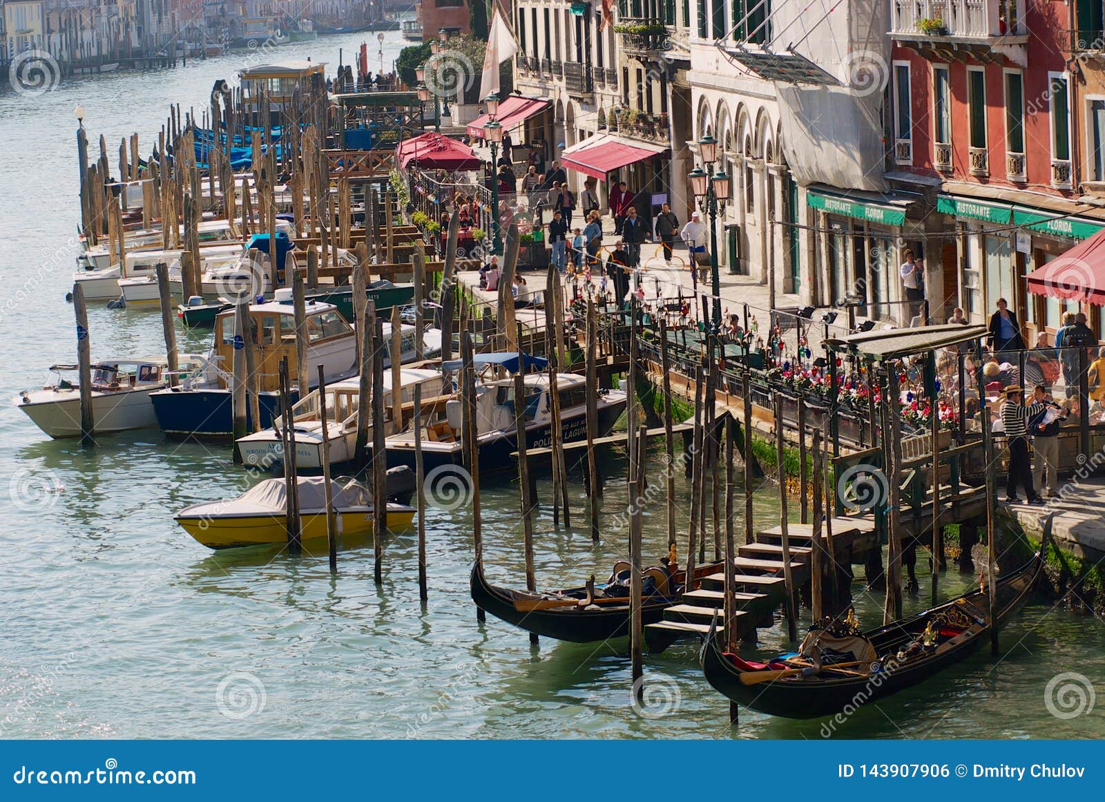 Vista a Grand Canal Dal Ponte Famoso Di Rialto a Venezia, Italia ... Vista a Grand Canal Dal Ponte Famoso Di Rialto a Venezia, Italia ...