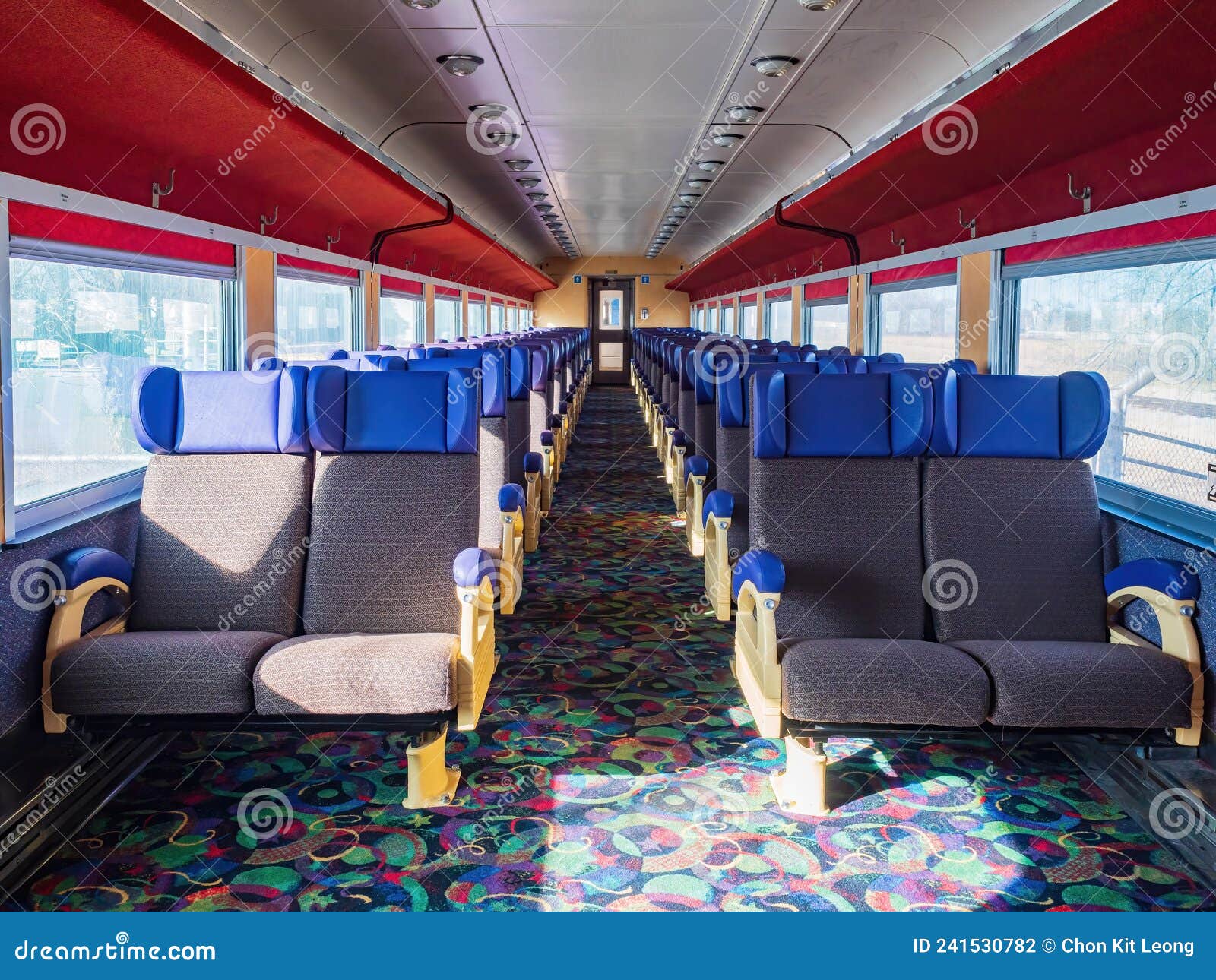 Vista Interior De Um Comboio Vazio Foto de Stock - Imagem de vazio ...