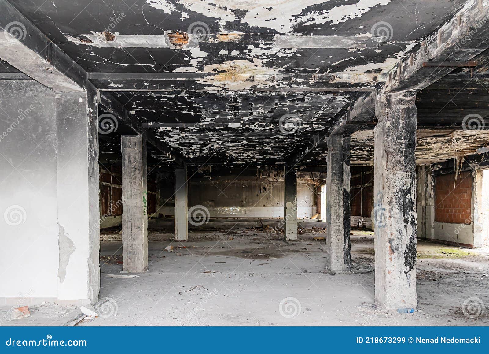 Vista Interior De Un Edificio Incendiado Imagen de archivo - Imagen de ...