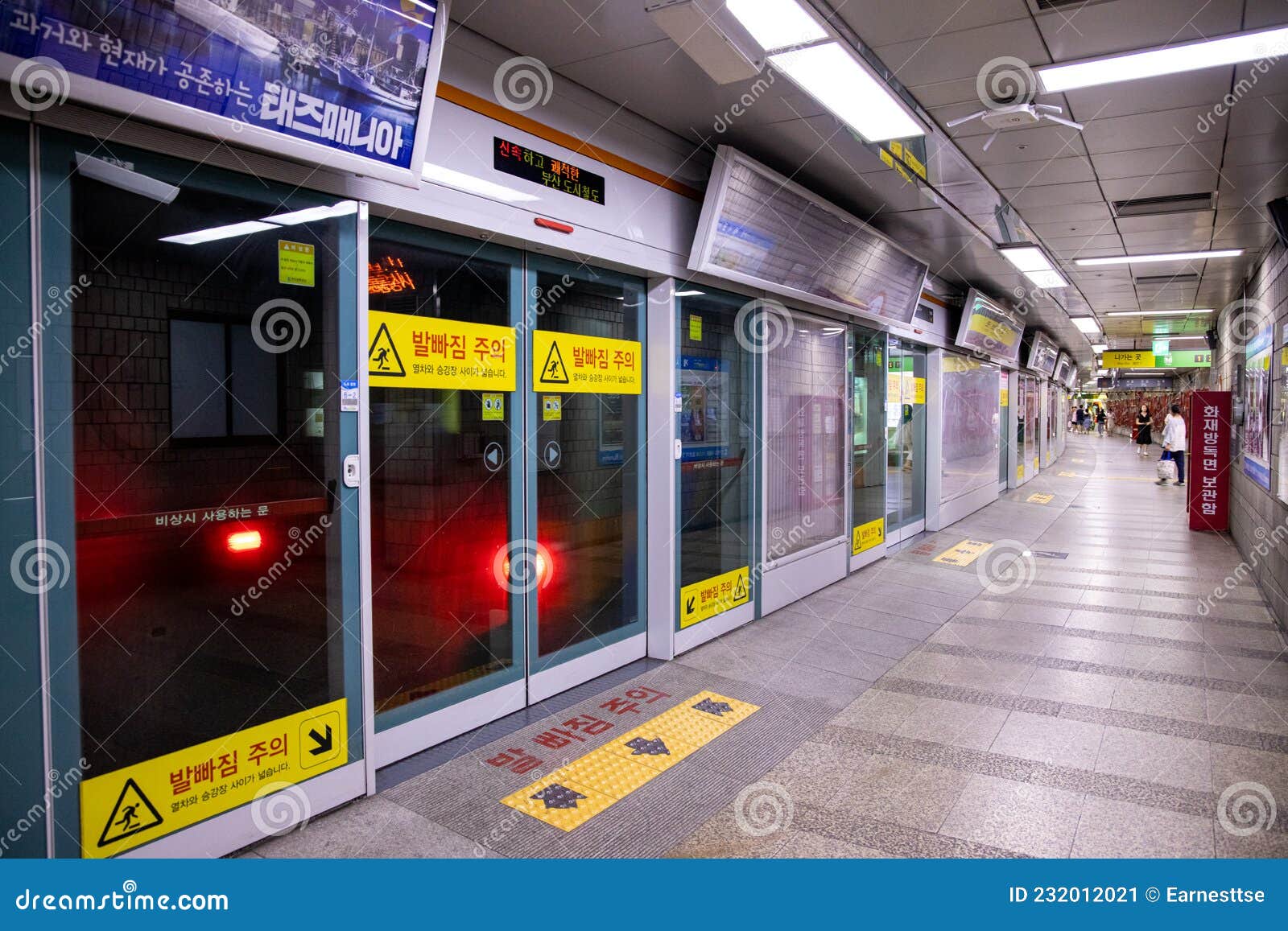 Vista Interior Del Metro De Busan Korea Foto editorial - Imagen de ...