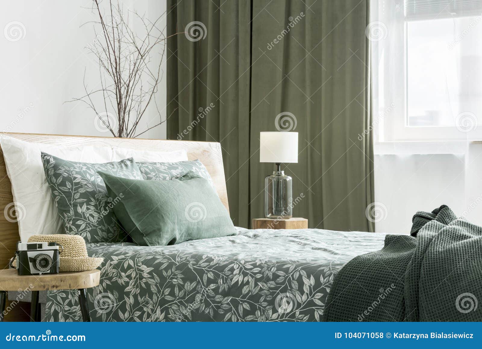 Vista lateral de la cama foto de archivo. Imagen de lecho - 104071058