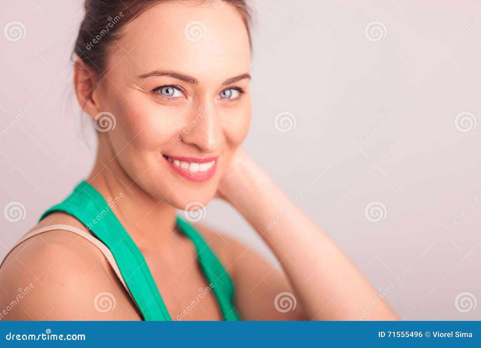 Vista Lateral De Una Mujer De Risa Con Los Ojos Azules Foto de archivo ...