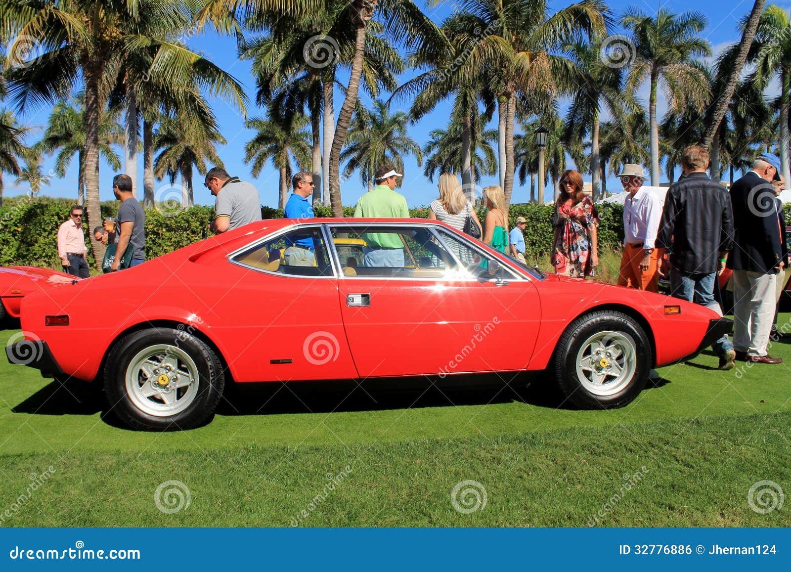 Vista Lateral Ferrari 308 Gt4 Foto Editorial - Imagem de escondido ...