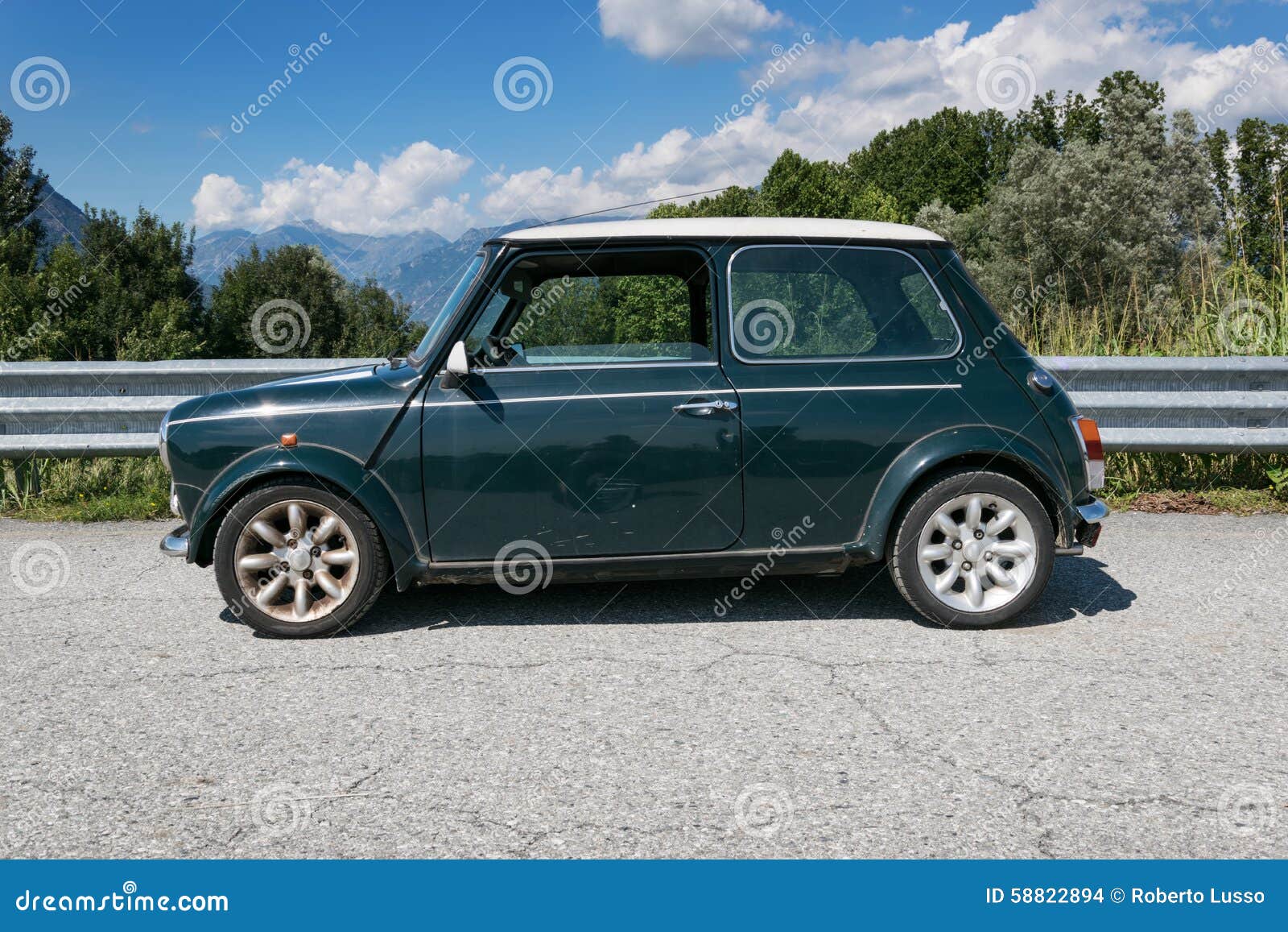Vista Laterale Di Mini Cooper Classico Fotografia Stock - Immagine di ...