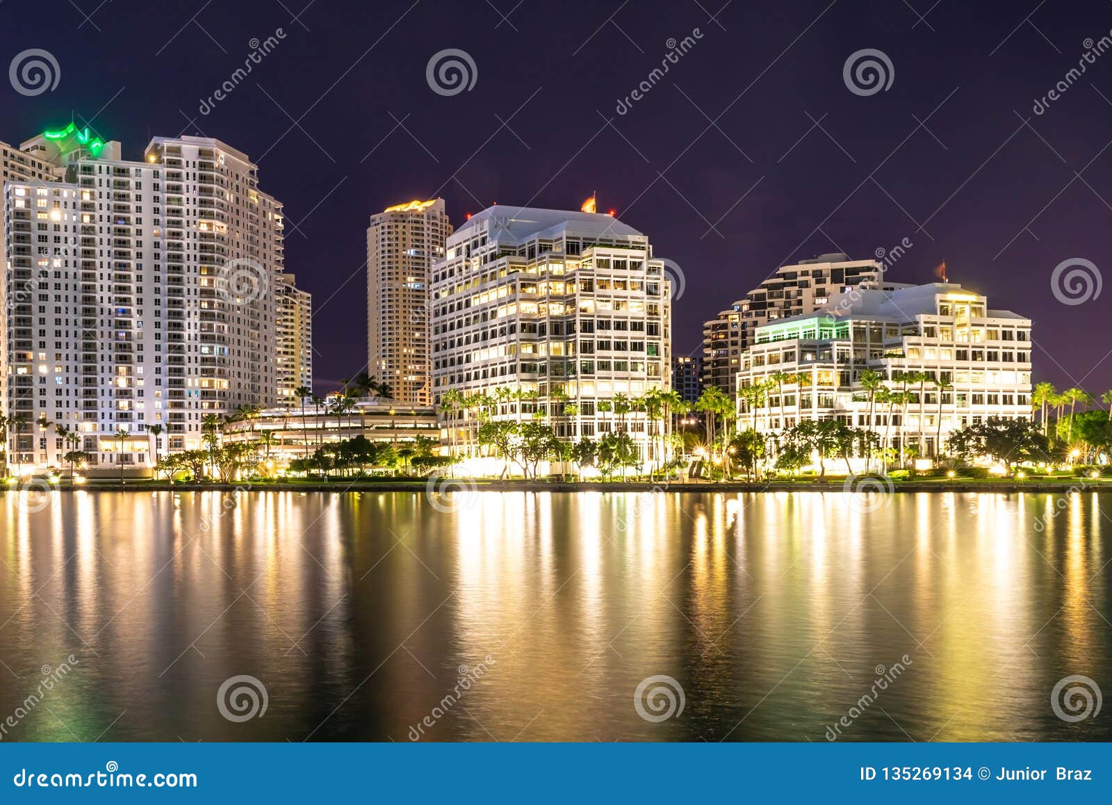 Vista Nocturna De Los Edificios Dominantes De Brickel En Miami Foto de ...