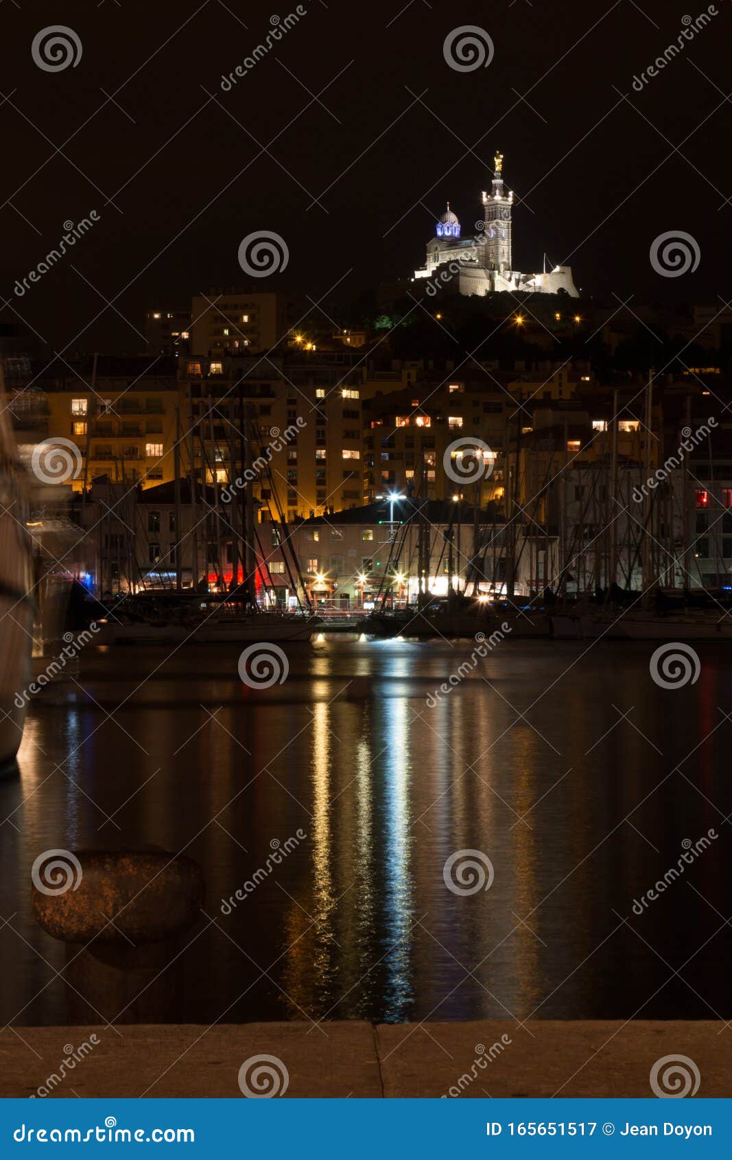 Vista Notturna Del Porto Di Marsiglia Con La Cattedrale Sullo Sfondo ... Vista Notturna Del Porto Di Marsiglia Con La Cattedrale Sullo Sfondo ...
