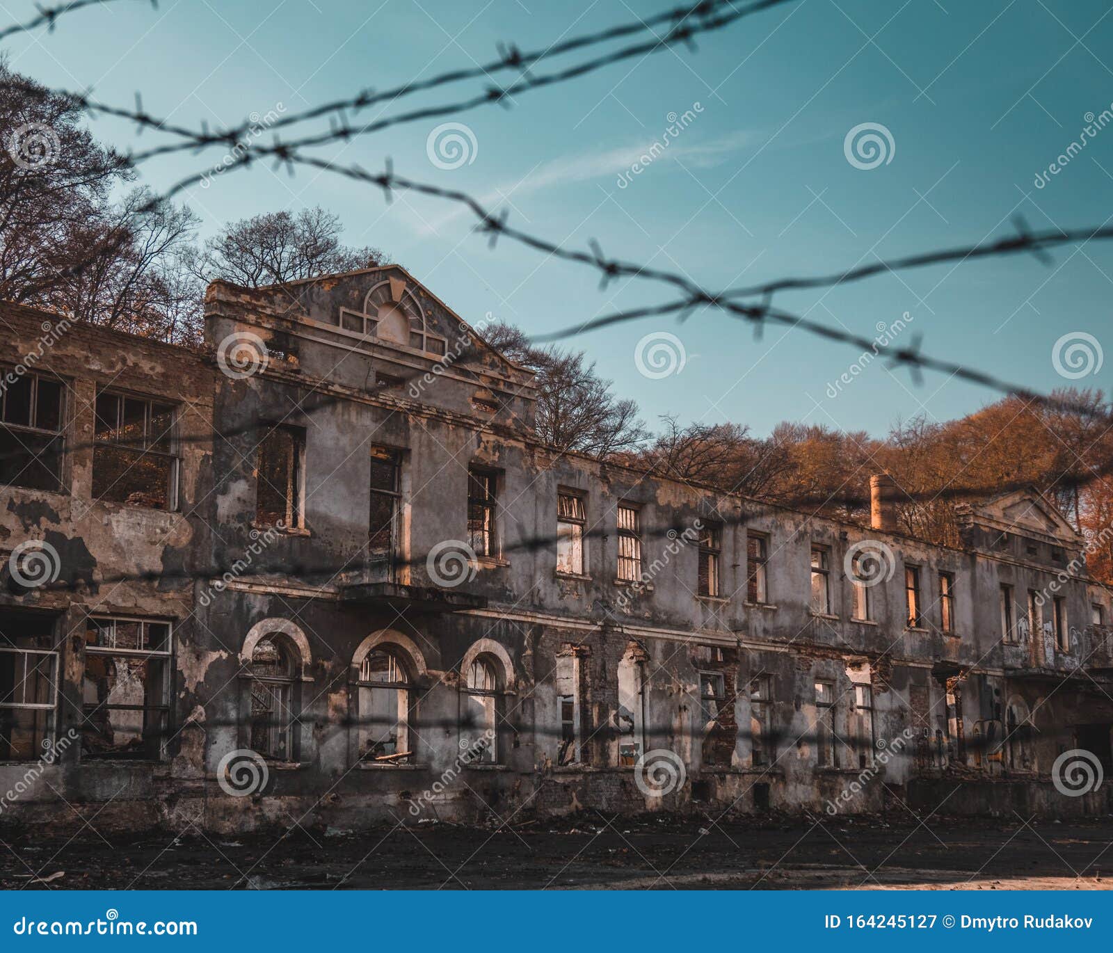 Vista Panorámica De Una Bodega Abandonada, Edificio Antiguo Imagen de ...