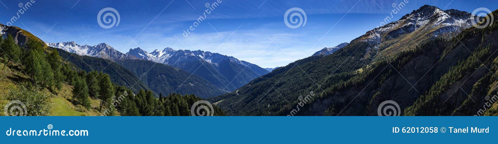 Vista Panoramica Dalla Cima Della Montagna Fotografia Stock - Immagine ...