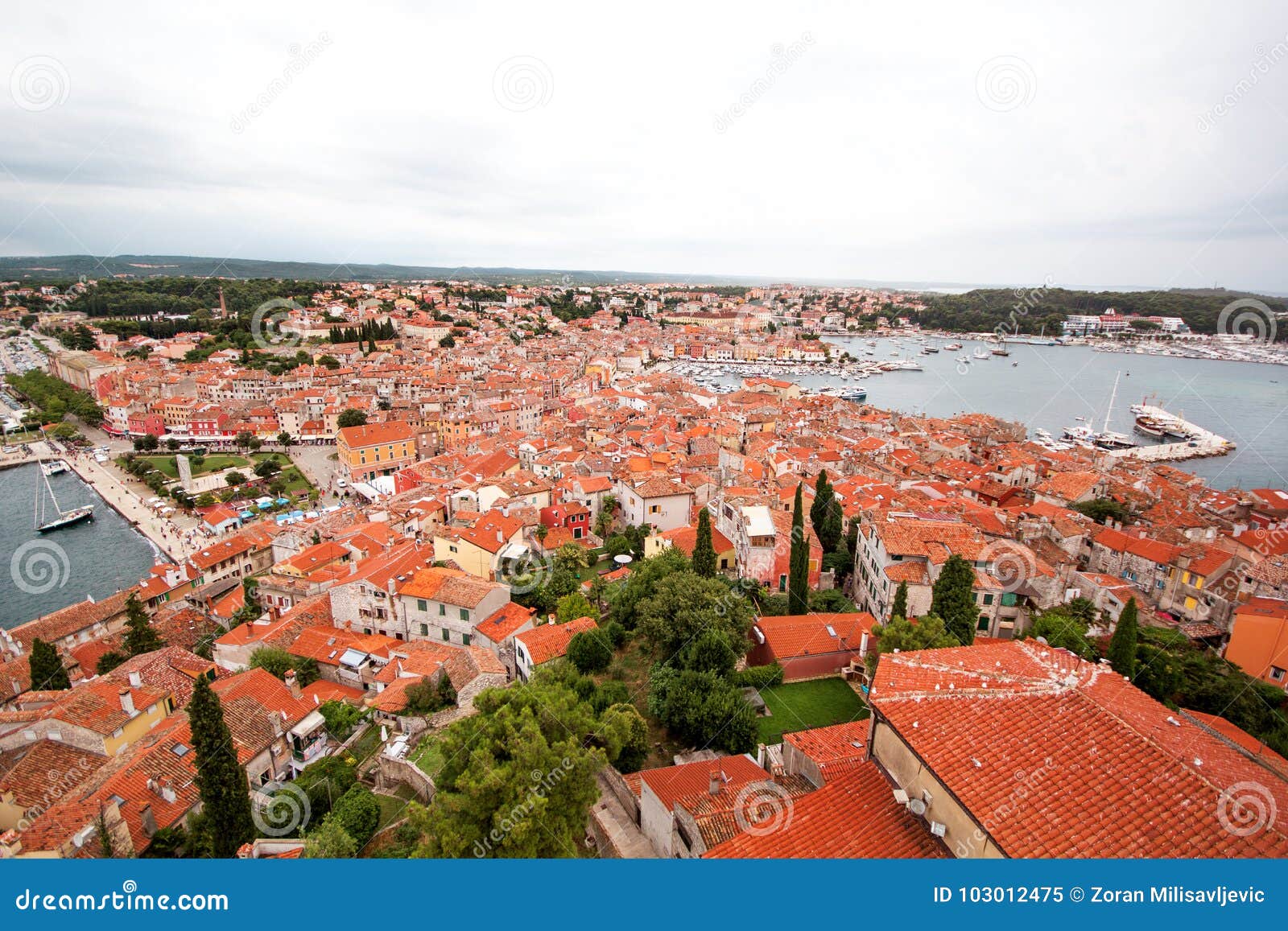 Vista Panoramica Di Rovigno Immagine Stock - Immagine di litorale ...