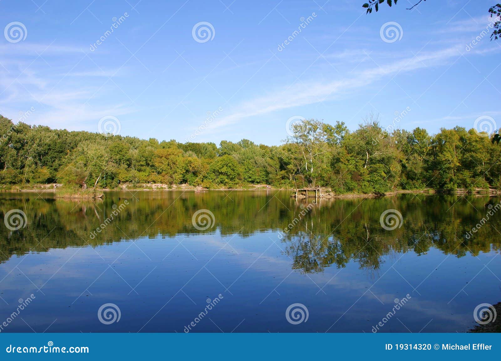 Vista scenica del lago fotografia stock. Immagine di aperto - 19314320