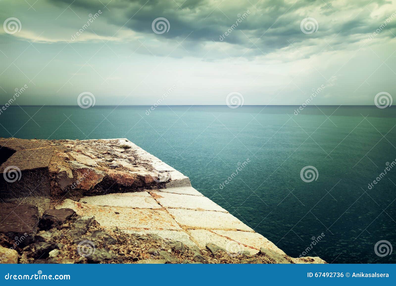 Vista Sobre O Mar Tormentoso E As Nuvens Foto de Stock - Imagem de ...