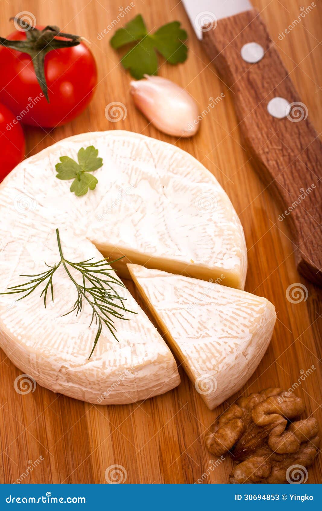Vista superiore del Brie immagine stock. Immagine di formaggio - 30694853