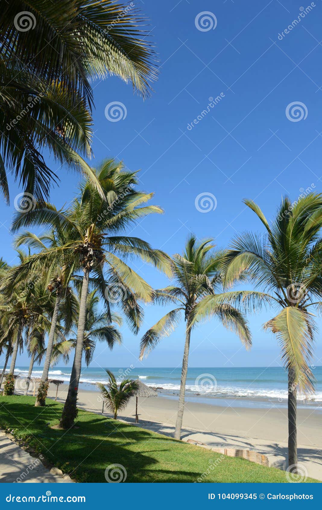 Vista Vertical De La Playa De Mancora En Perú Imagen de archivo ...