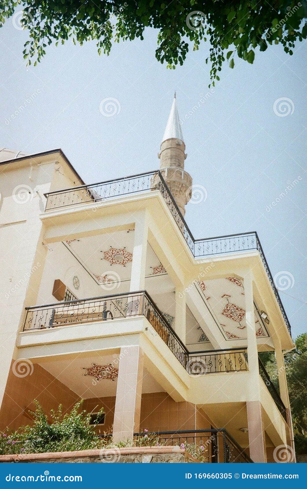 Vista Vertical Del Edificio Imagen de archivo - Imagen de casa, artistas: 169660305