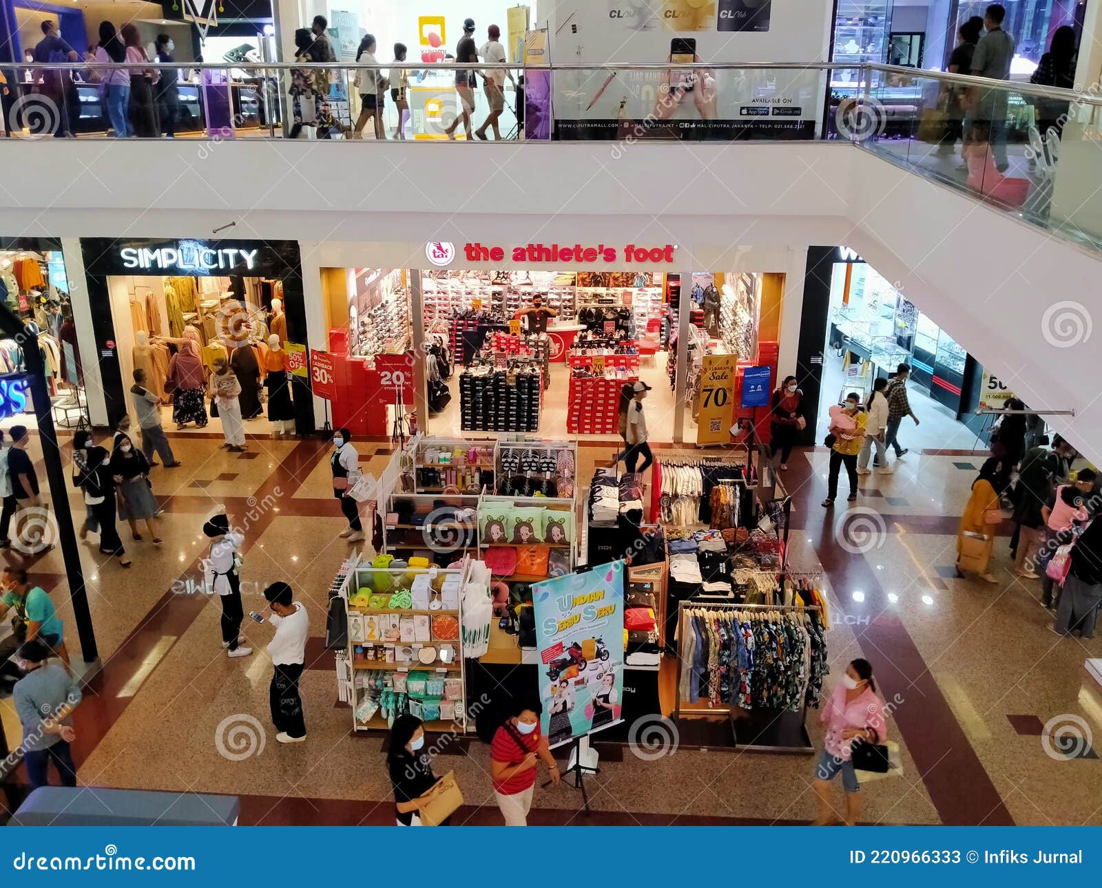 Vistas De Las Actividades De La Gente En Un Centro Comercial Foto De Archivo Editorial Imagen