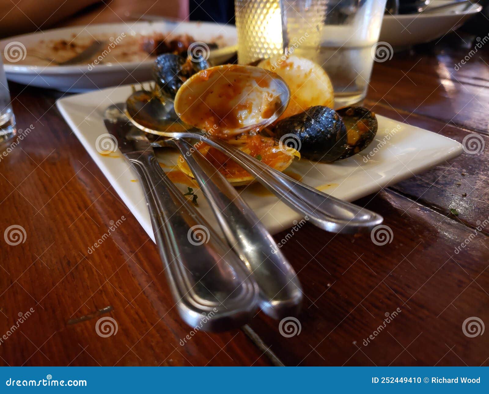 Vistas a Los Restos De Una Comida De Marisco Foto de archivo - Imagen ...