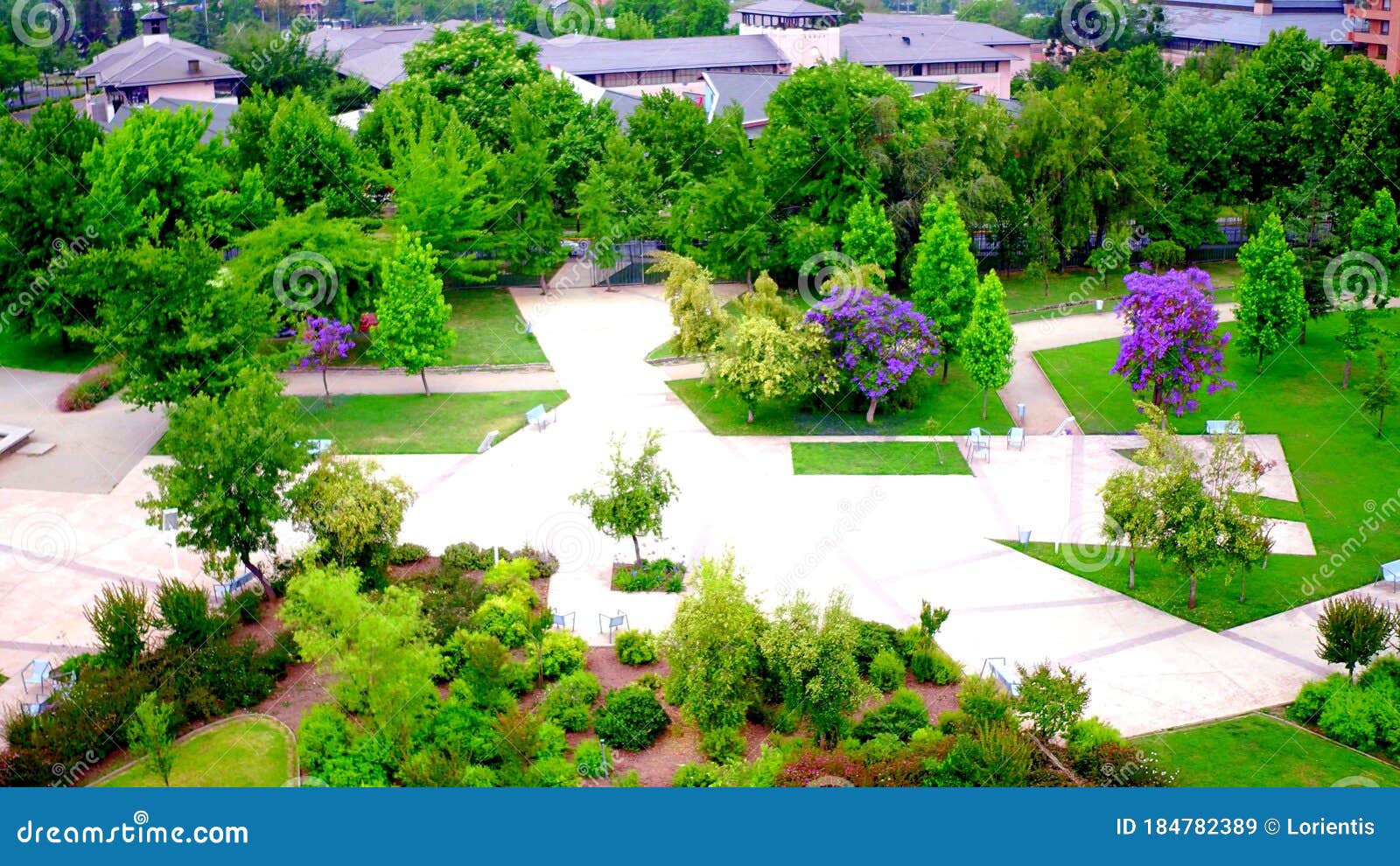 Vistas a un parque moderno imagen de archivo. Imagen de escena - 184782389
