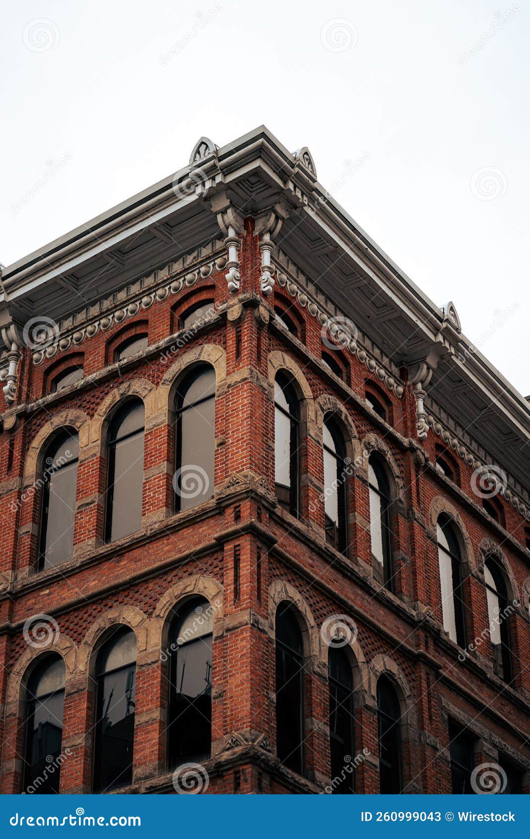 Vistas Verticales De Un Edificio Rojo Con Ventanas En Forma De Arco Y ...