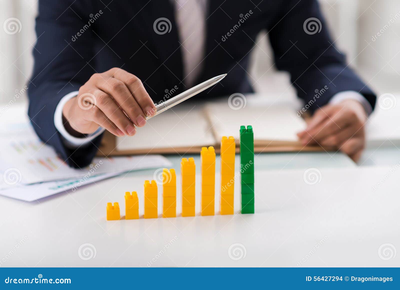 Visualización De La Tendencia Al Alza Foto de archivo - Imagen de ...