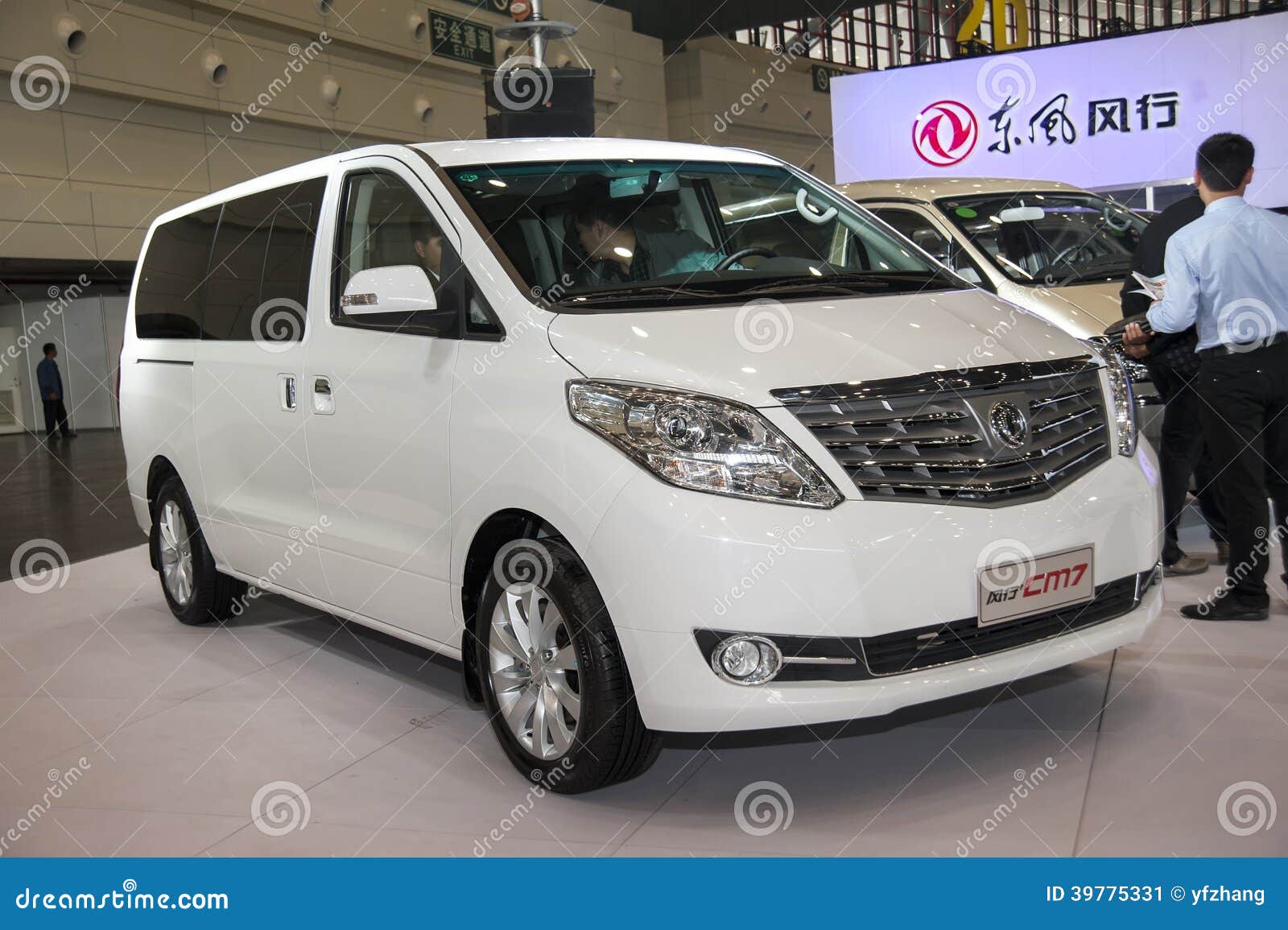 Vit bil för fxauto cm7 redaktionell bild. Bild av vitt - 39775331