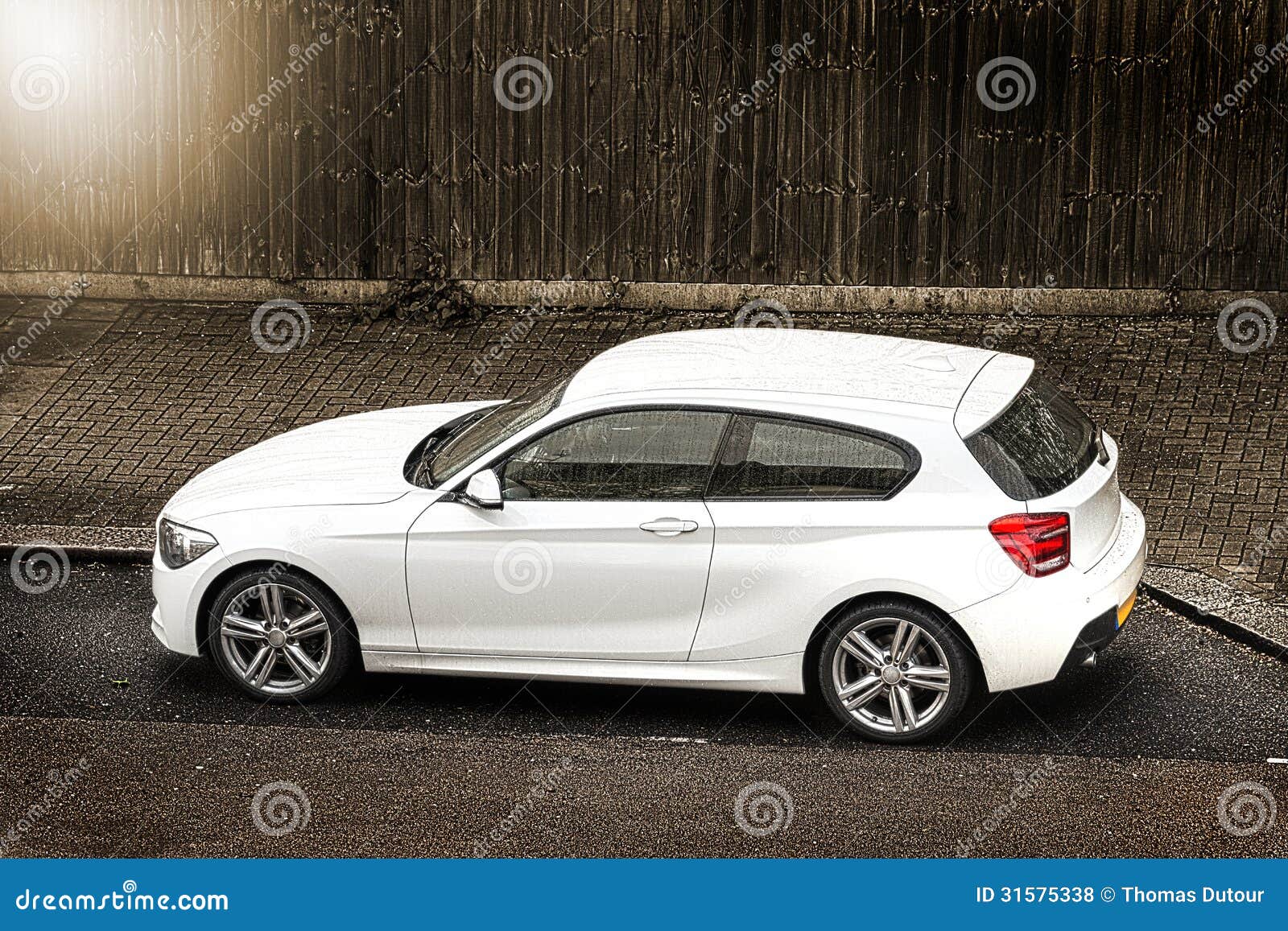 Vit Bil Som Parkeras I Gatan Arkivfoto - Bild av automatisk, hjul: 31575338