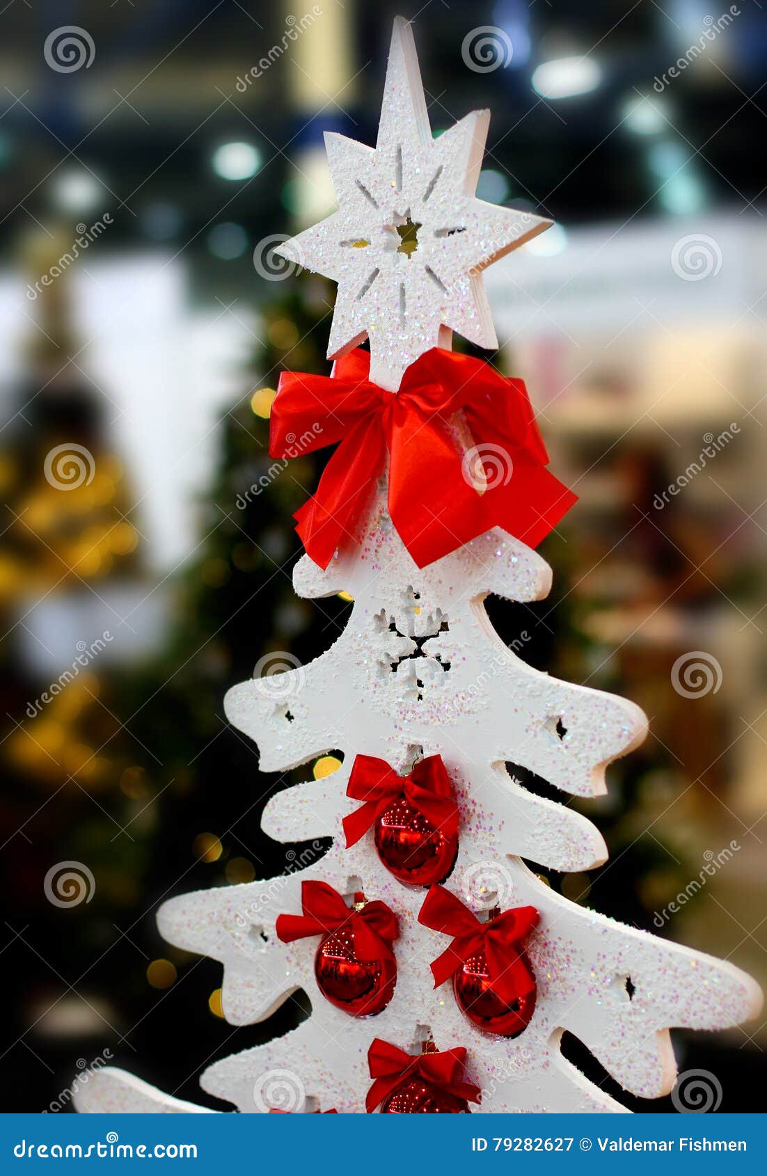 Vit Julgran Med Röda Bollar Fotografering för Bildbyråer - Bild av ...